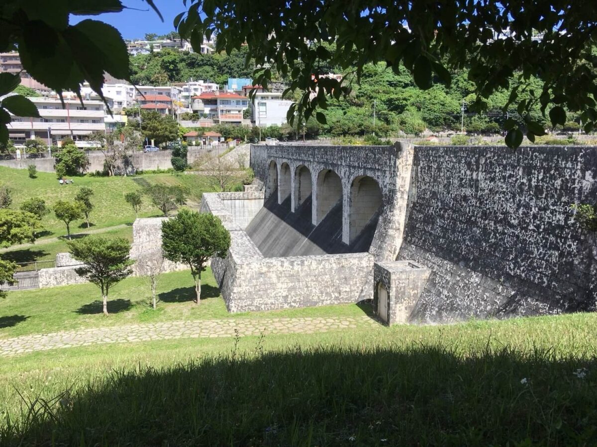 金城ダム お散歩にも最適！首里の住宅地にある石造りのダム | 沖縄巡り.com